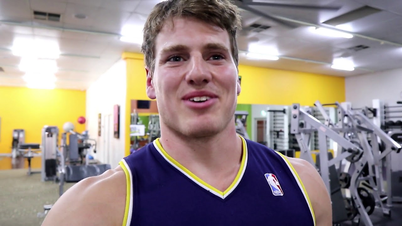 Fat Tommy vs. Vegan Matt - YouTube