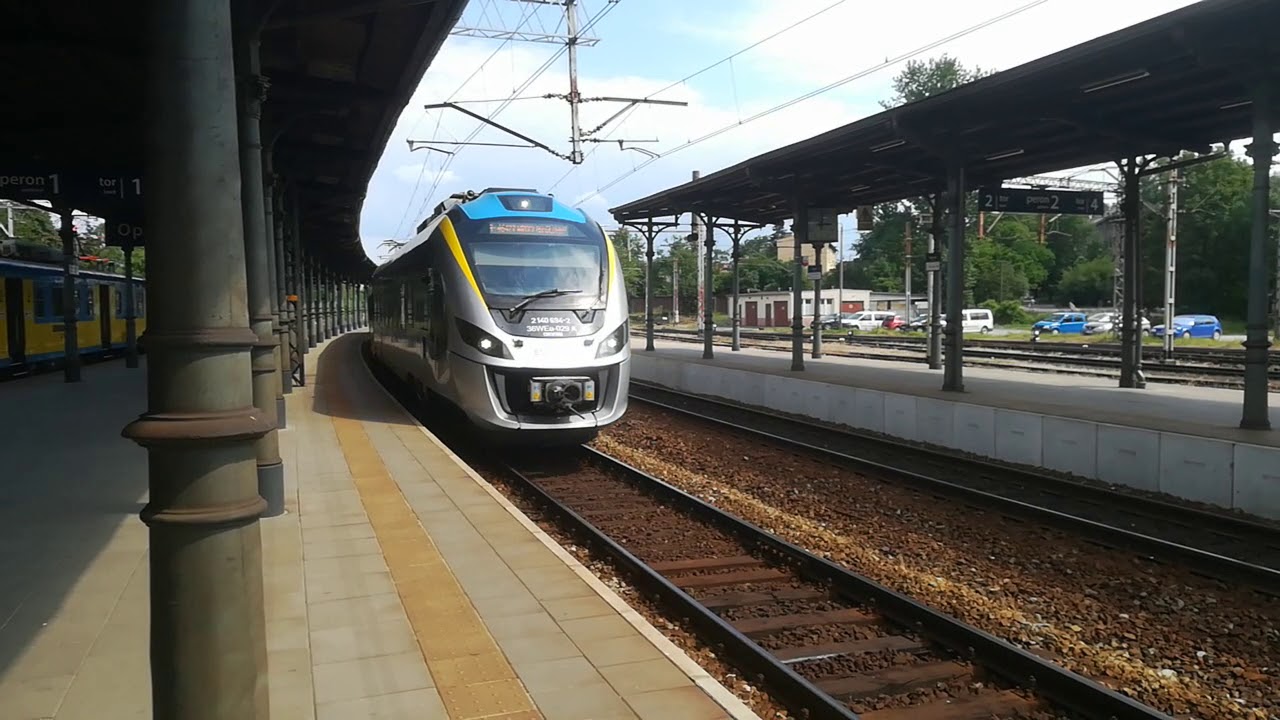 Pociag Polregio wjezdza do Opola. A train Polregio arrives in Opole ...