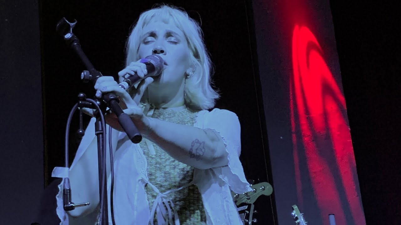 Bess Atwell - Co-Op (live) - YouTube