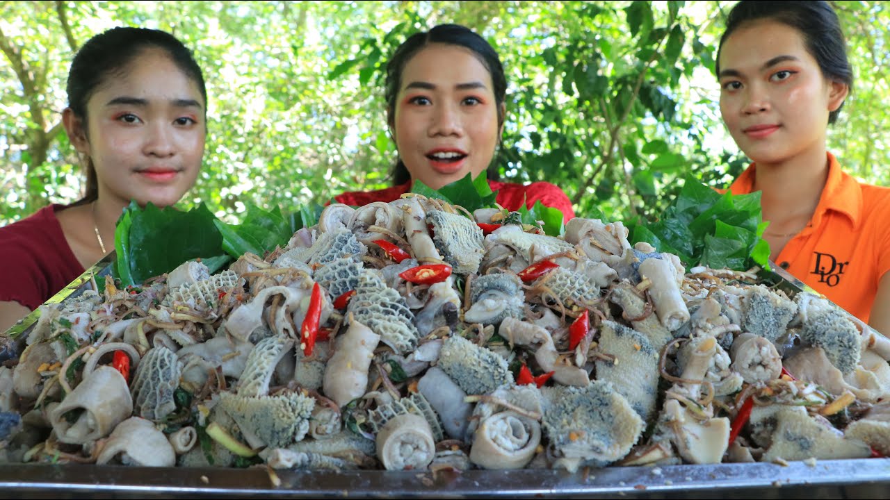 Yummy cooking intestine cow salad with vegetable recipe - Amazing ...