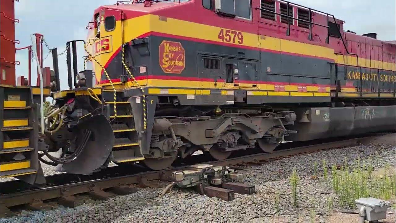 CN 8938 M356 at Ladysmith on 8-6-23 - YouTube