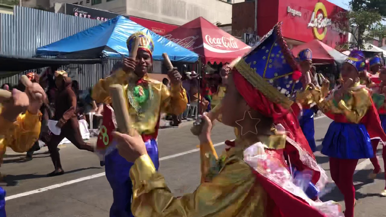 Danza el Paloteo Mixto | Desfile de la Calle 84 - YouTube