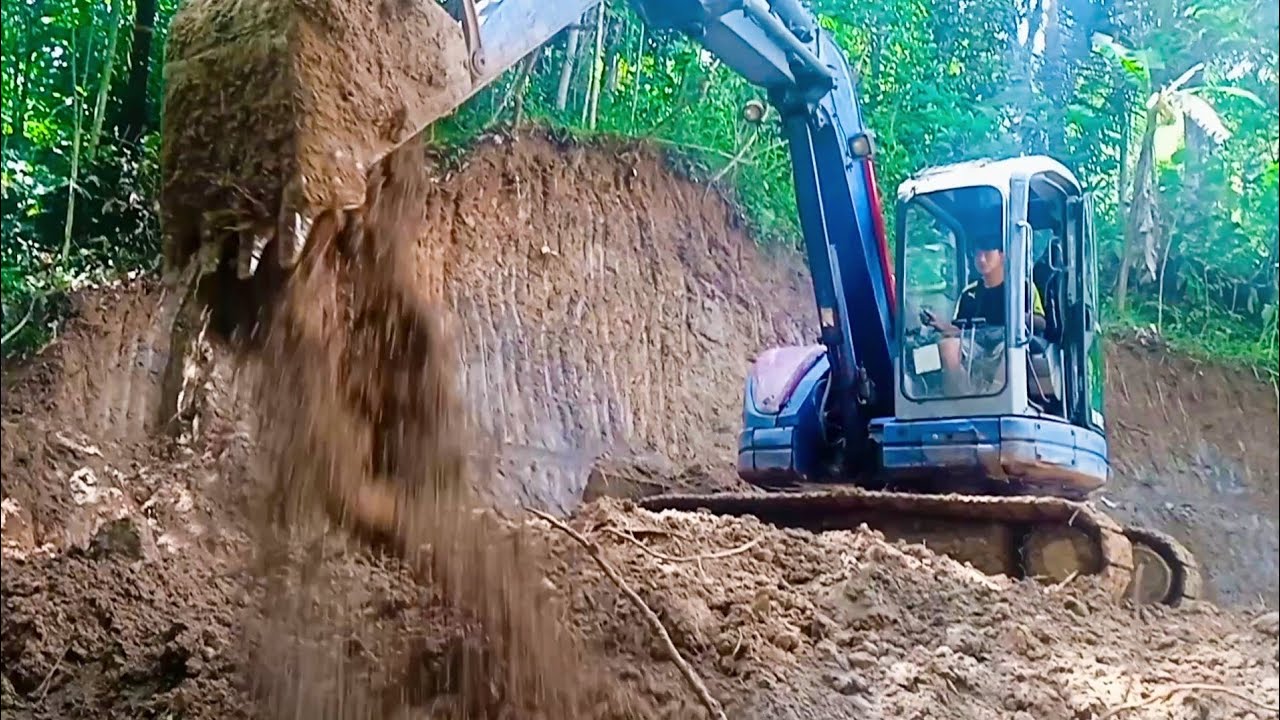 Komatsu PC75 UU Mini Excavator. - YouTube