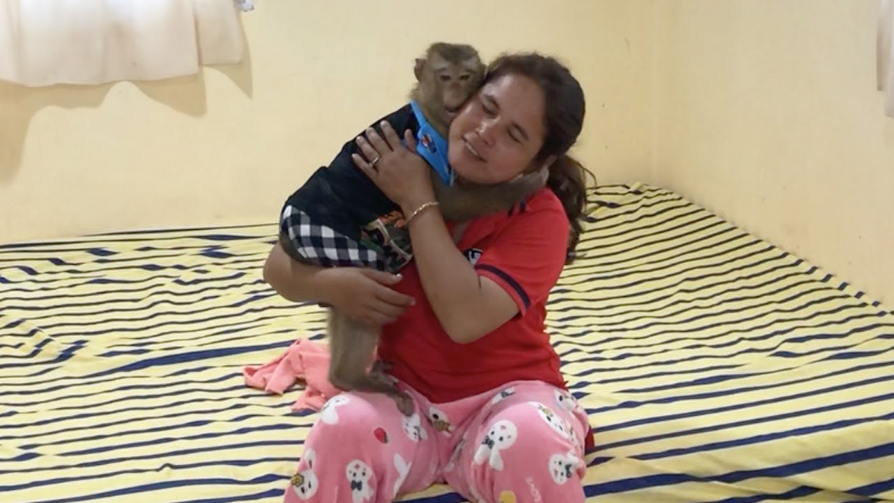 Clever Jason Hug Mom To Stop $hy Contacting With Dad - YouTube