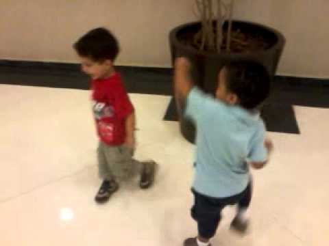 Kaua e samuel dançando o tchu tcha tcha.mp4