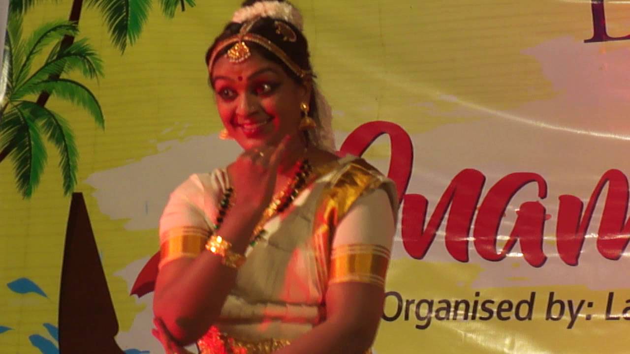 MOHINIYATTOM DANCE PERFORMANCE BY UMA MENON - VARIKA VARIKA SAKHI - YouTube