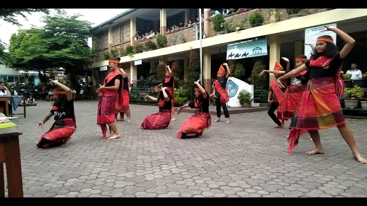 Tari Kreasi Tradisional Cikalapompong SMP Bintang Timur (Kelas 8-7 ...