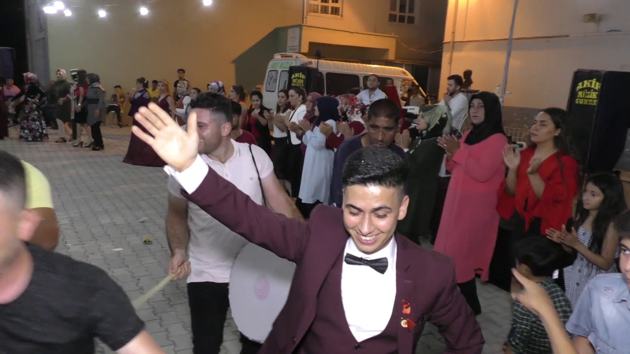 FOTO FERDİ KAMERA HALAY BAŞINDA OYNAYAN GERÇEK BİR DÜĞÜN OYUNCUSU ...