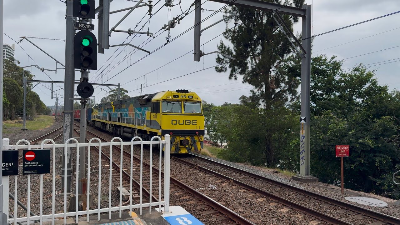 Qube QL020 QL019 5114 Container train Rhodes - YouTube