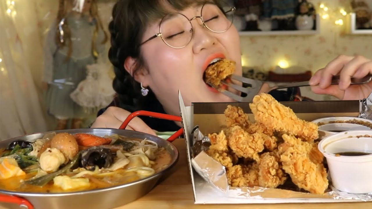 MUKBANG 麻辣烫配上焦香酥脆的酱油炸鸡，吃得太满足了 Mala Tang&Fried Chicken - YouTube