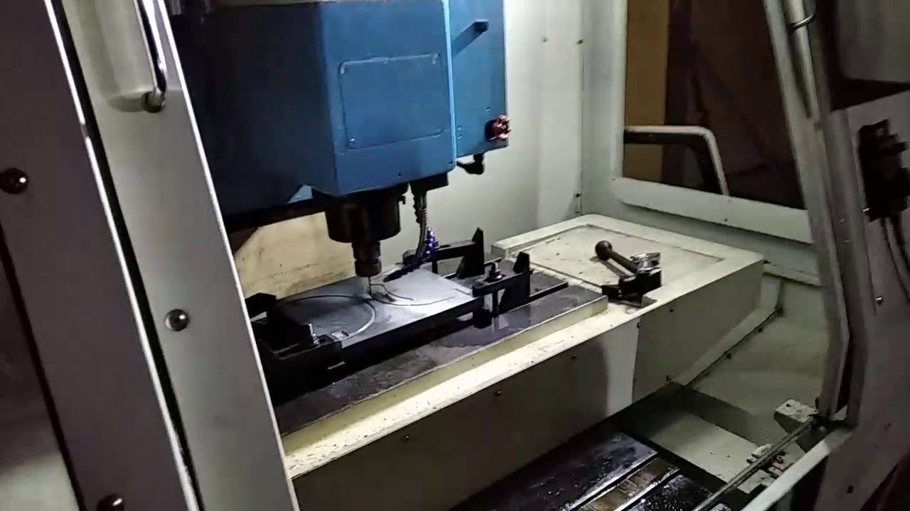 Mesin cnc pembuatan molding - YouTube