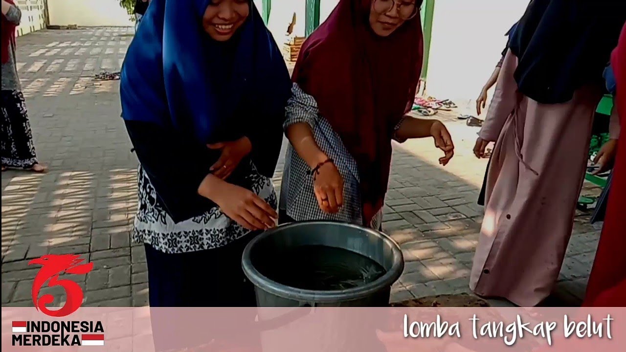 seru banget !! lomba tangkap belut - YouTube