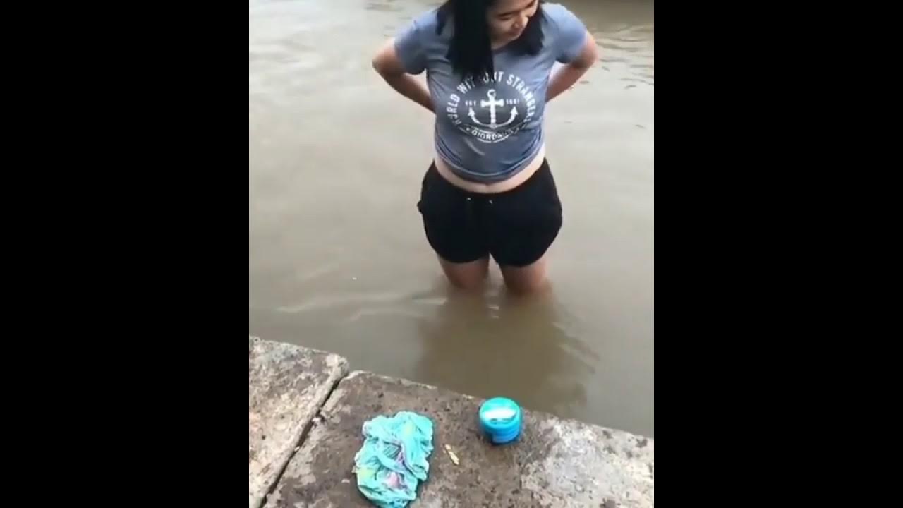 Cewek cantik mandi di sungai - YouTube