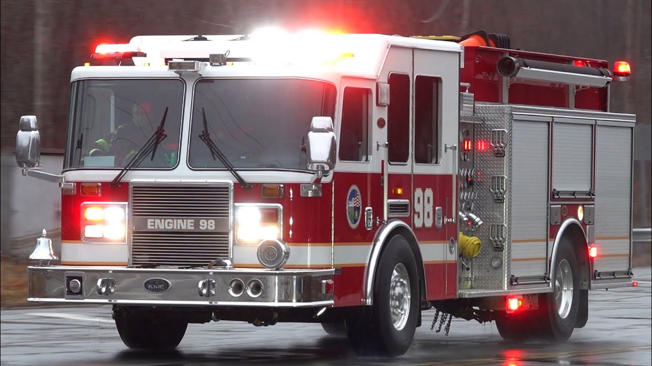 Greenwood Fire Department Engine 98 Responding 1/3/23 - YouTube