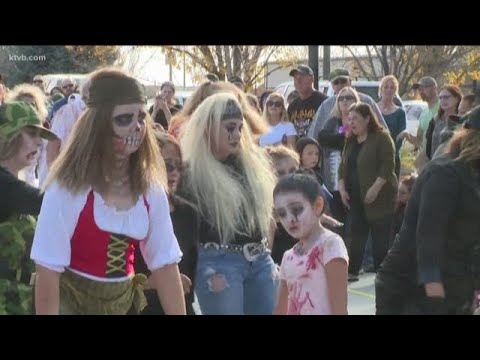 Zombie flash mob 'thrills' with dance around Boise Spectrum - YouTube