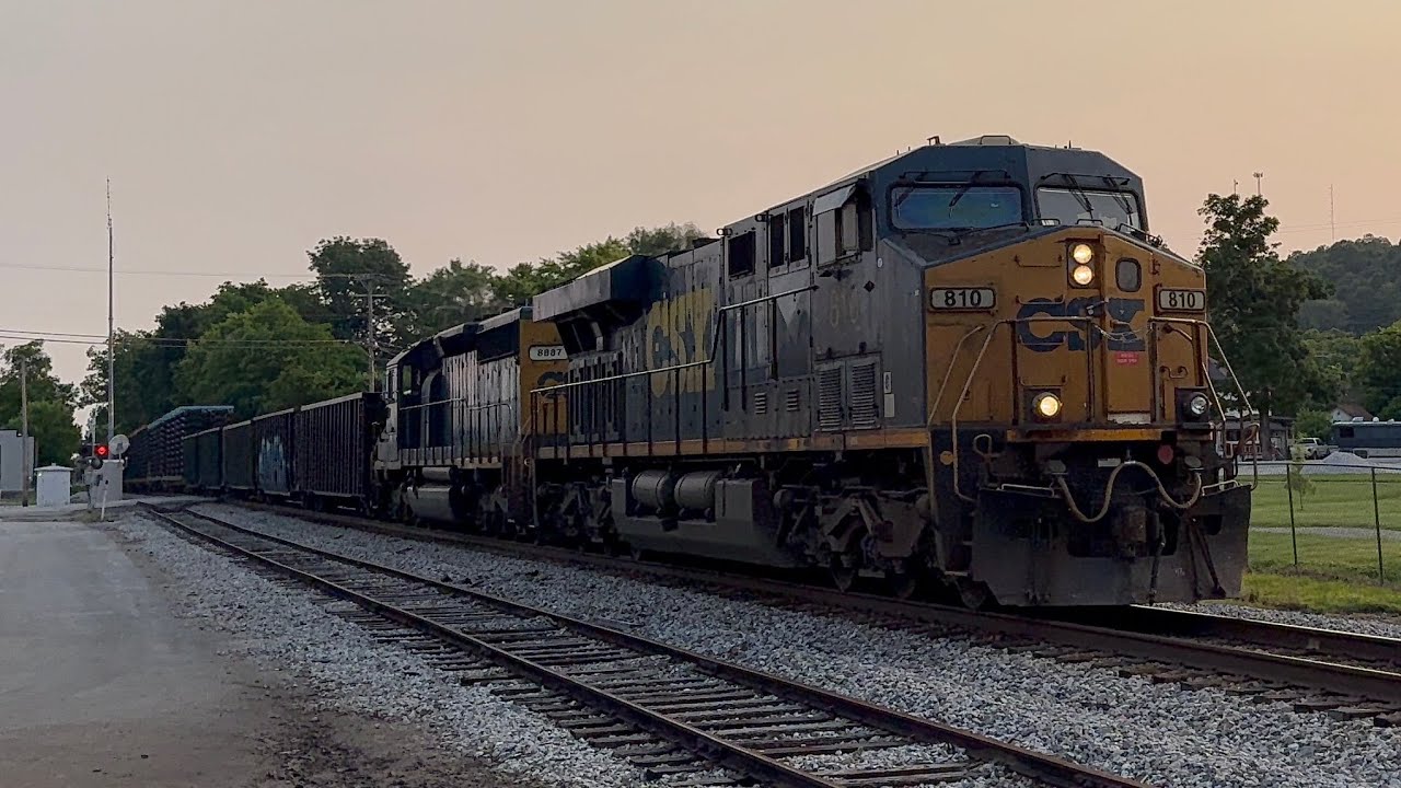 CSX 810 and CSX 8887 leads L412 north with a friendly engineer at Horse ...