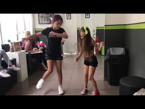 Mc arco íris dançando comigo música dela ( bonde colorido)