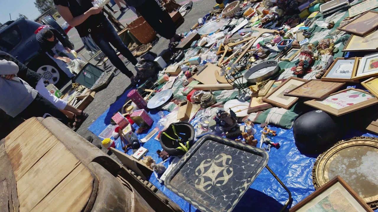 Old radio at swap meet - YouTube