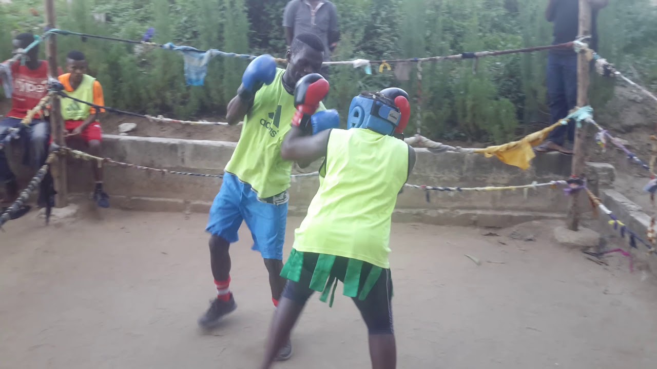 Happy daudi akijifua kumpiga mkenya - YouTube