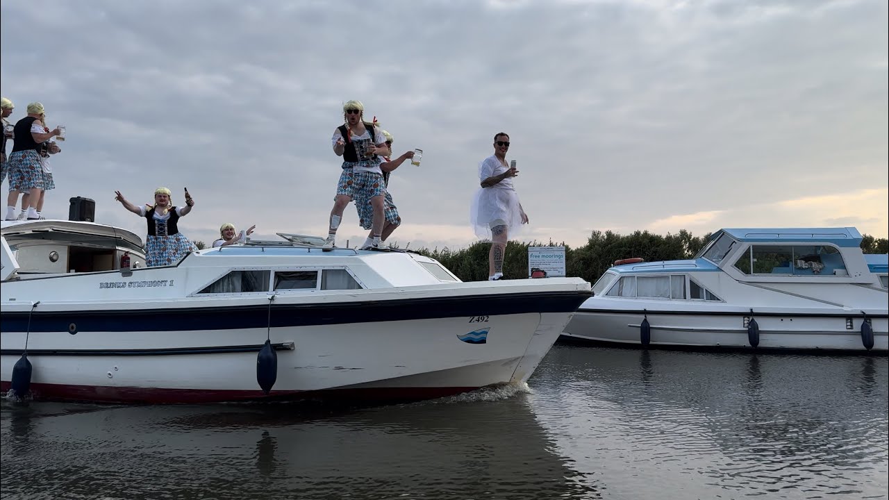 The last Saturday of the summer holidays and a party boat. - YouTube
