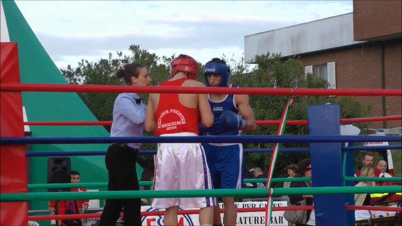 UNA DONNA ARBITRA UN INCONTRO DI PUGILATO - YouTube