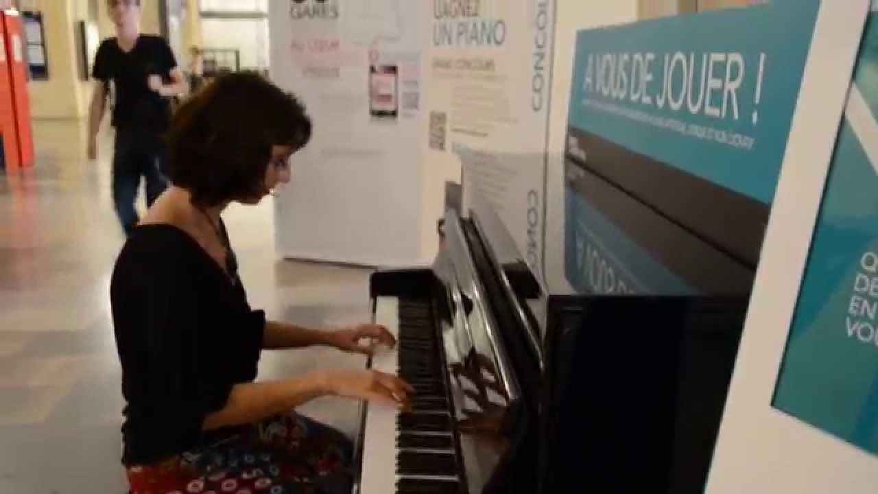 1900 Un dimanche à la gare - Emily S - YouTube