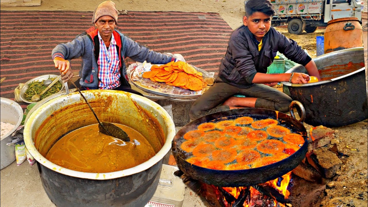 Vrindavan का ऐसा Unique street food Kabhi नही देखा hoga। Maal पुआ सब्जी ...