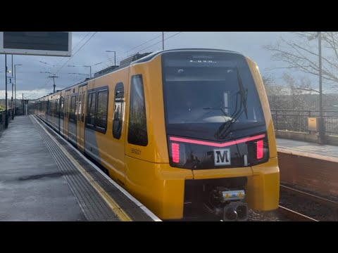 Tyne and Wear Metro | 555021 departs Callerton Parkway - YouTube