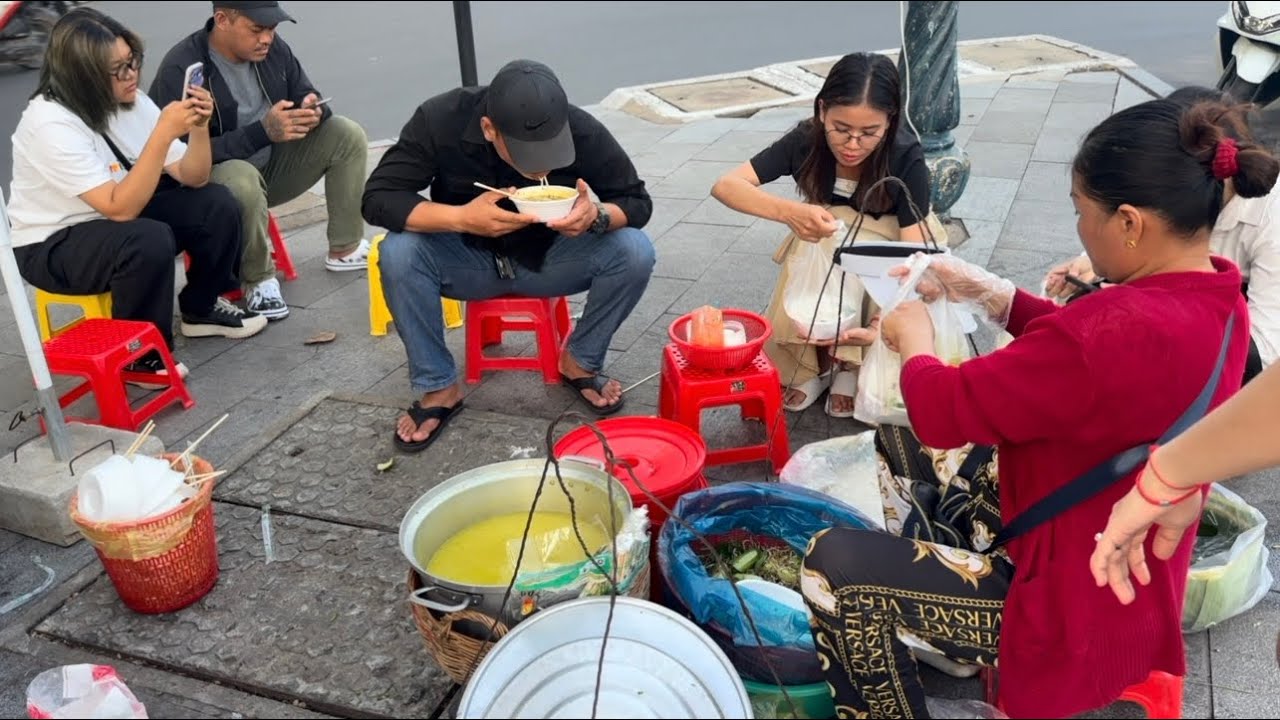 Cambodian street food tour, Khmer Noodle, Num Kruk - Walking in Phnom ...