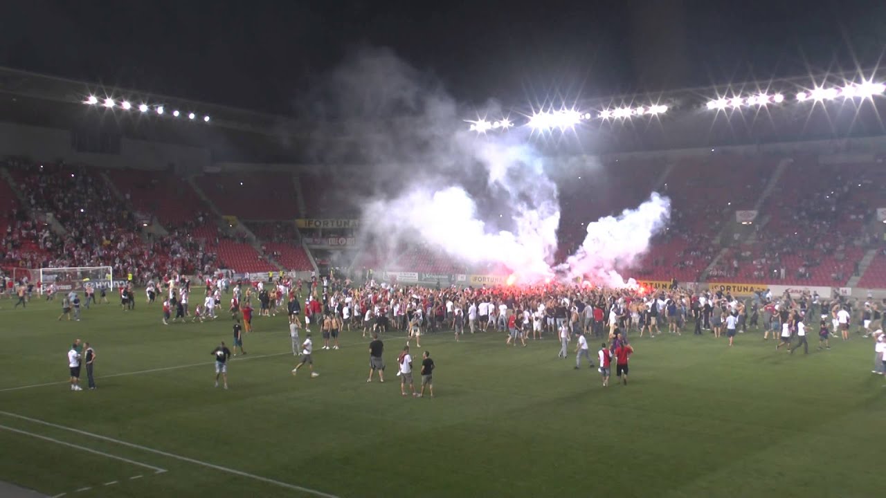 Slavia Praha - Hajduk Split - FANS ON THE PITCH / VBĚNHNUTÍ FANOUŠKŮ NA ...