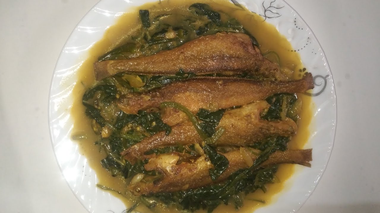 পালং শাক আর পোয়া মাছের ঝোল।শুধু দেখতে না স্বাদেও অতুলনীয় এই রেসিপি টি ...