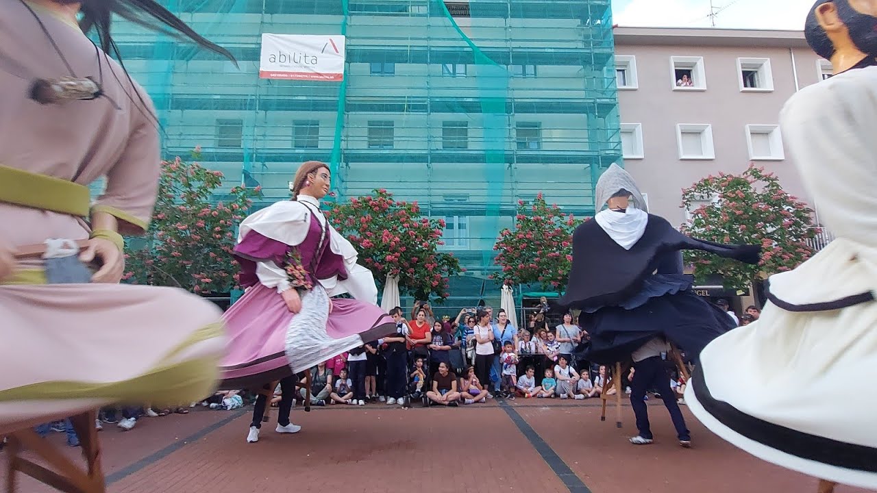 Vals gigantes de la Txantrea. Txupinazo. Txantreako erraldoien dantza ...