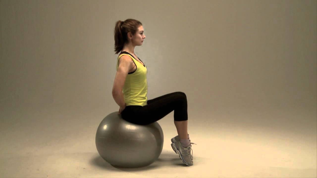 Zitten op een swiss bal voeten op de tenen handen op de rug - YouTube