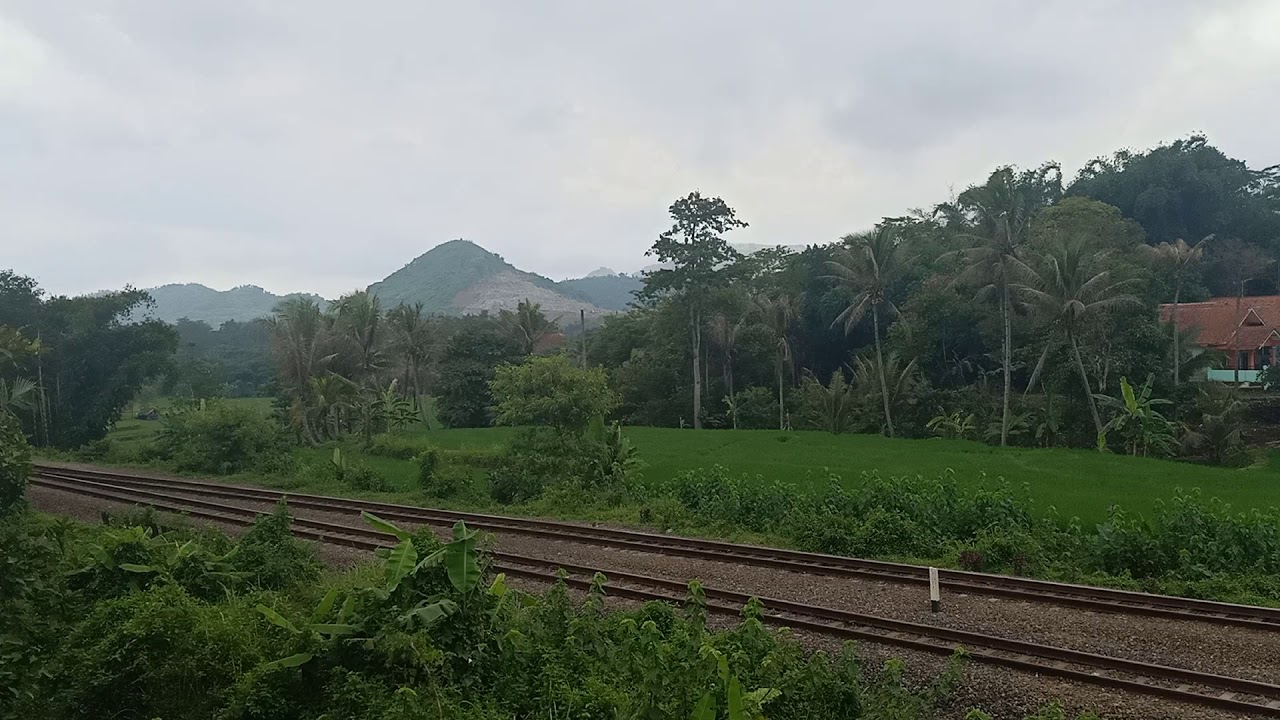 Kereta Api Ciremai Ekspres Melintas Di Dekat Stasiun Sukatani - YouTube