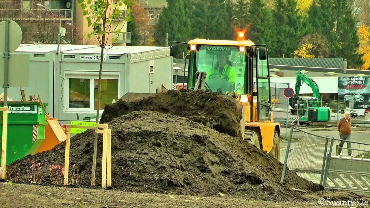 Volvo L45 Fills Up & Tipping Soil - YouTube