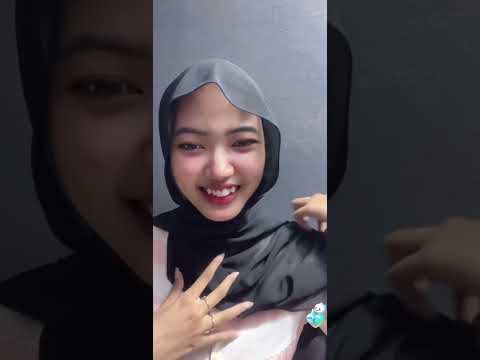 Live Amel memamerkan belahan luar biasanya