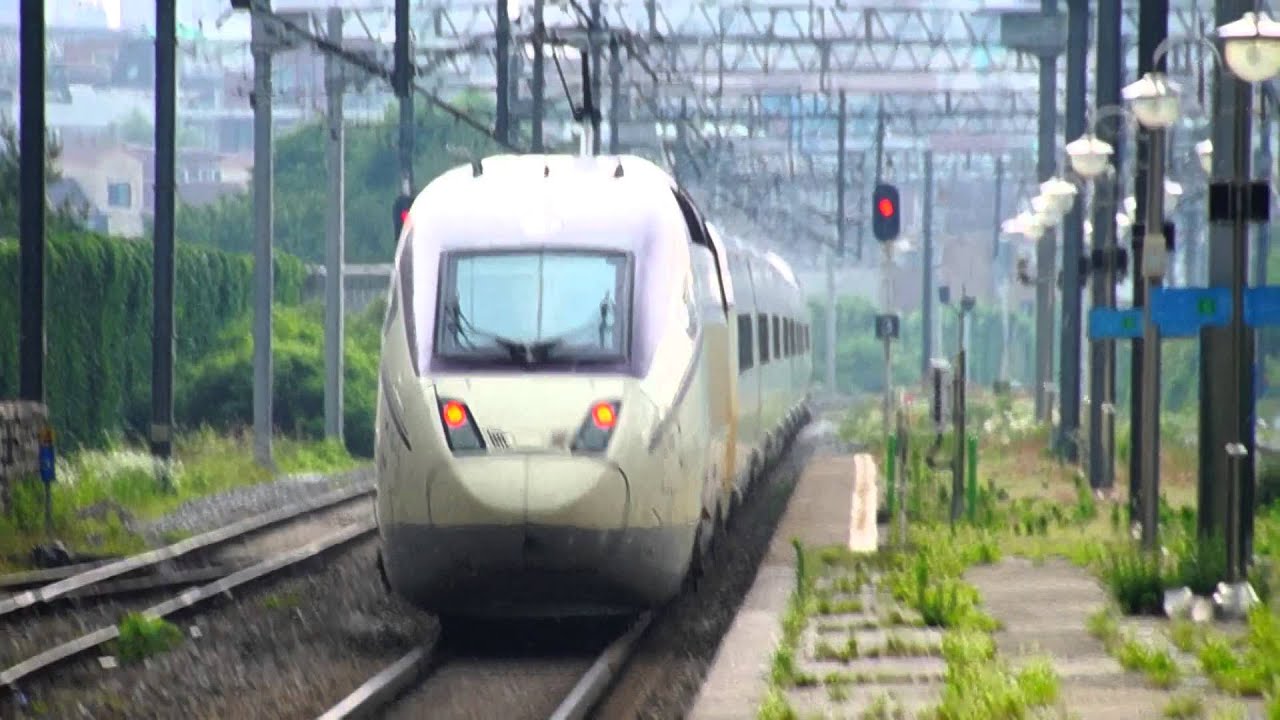 Korail KTX (KTX-Sancheon 2nd batch) train passing Sinchon (Gyeongui Line) - YouTube
