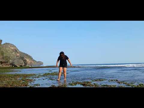 LIBURAN KE PANTAI NGRUMPUT ADA BANYAK BULU BABI??!!!😱😱🏖🌞 #latepost