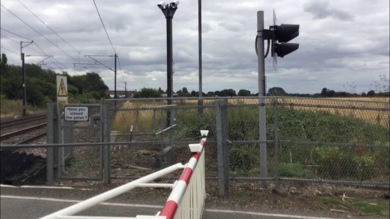 Bathley Level Crossing (Notts) Sunday 14.08.2016 - YouTube