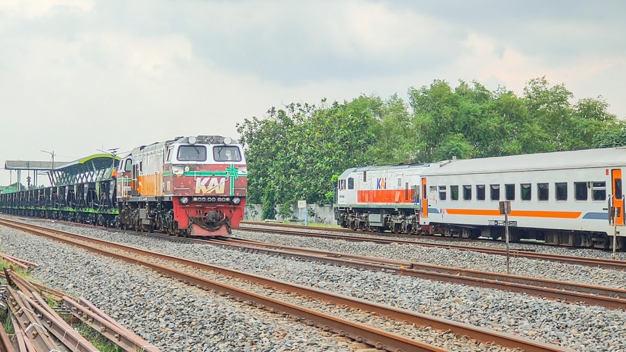 PERTEMUAN DUA KERETA API TAK TERDUGA!! Hunting Siang Di Stasiun Tarik ...