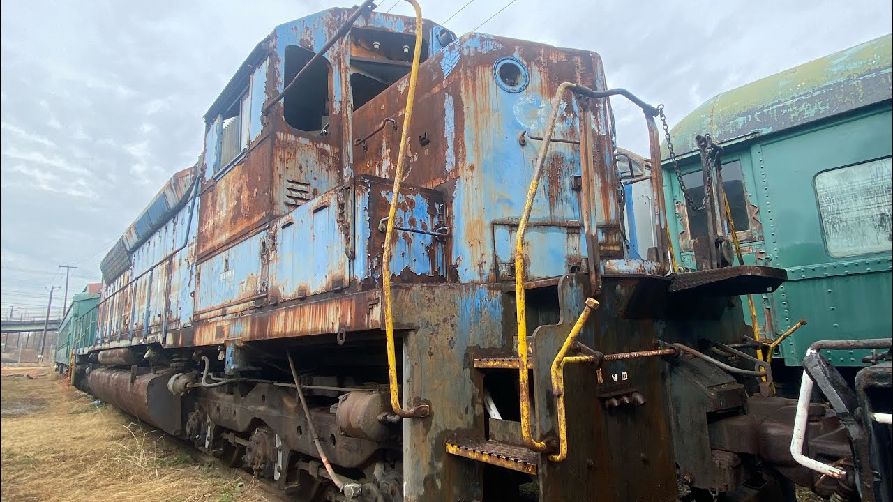 Conrail SDP45 #6670 at Roanoke VA - YouTube