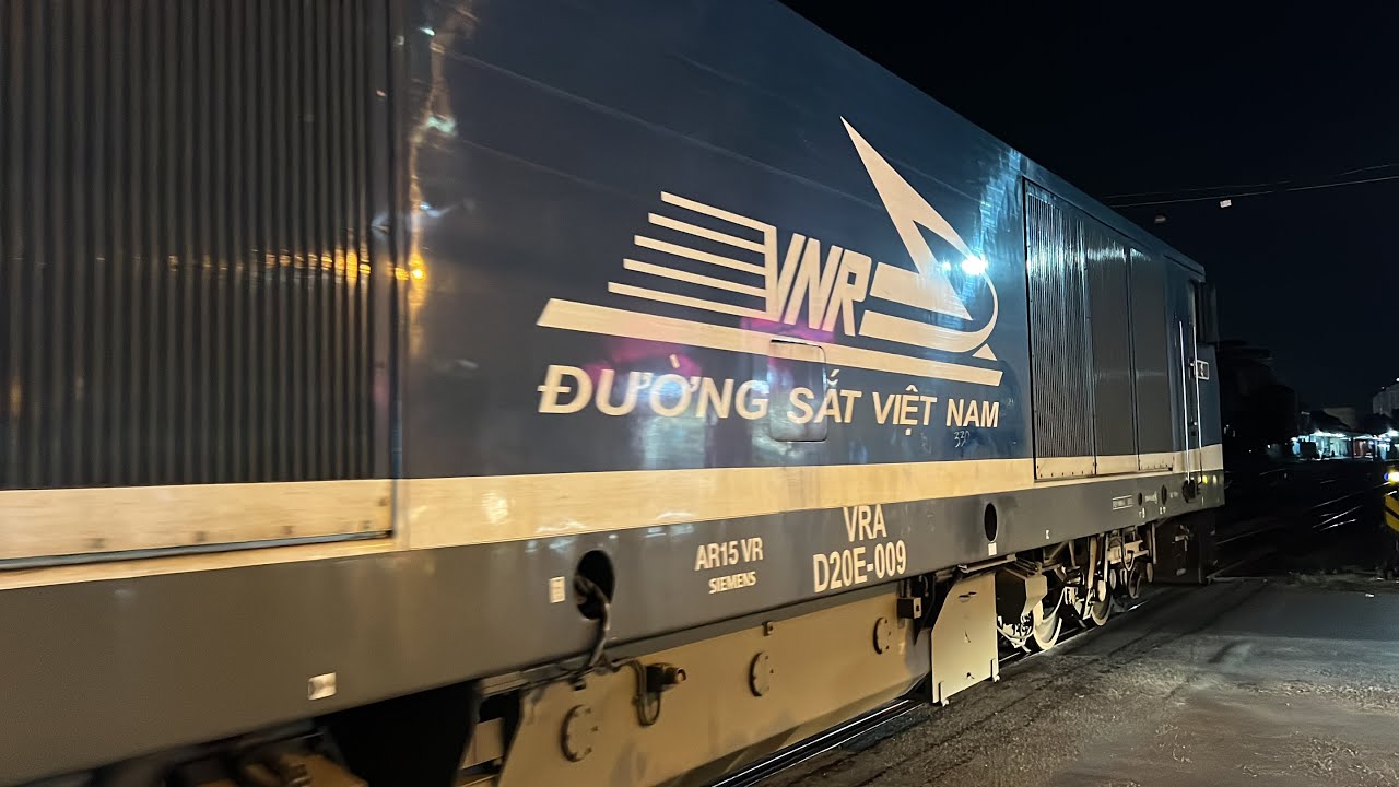 Nha Trang - D20E-011 & D20E-009 theo tàu SSE22 Sài Gòn-Đà Nẵng qua chắn ...