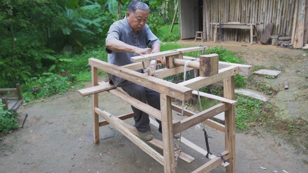 Chinese Master Carpenter Made A Lathe Out Of Discarded Wood, It Can ...