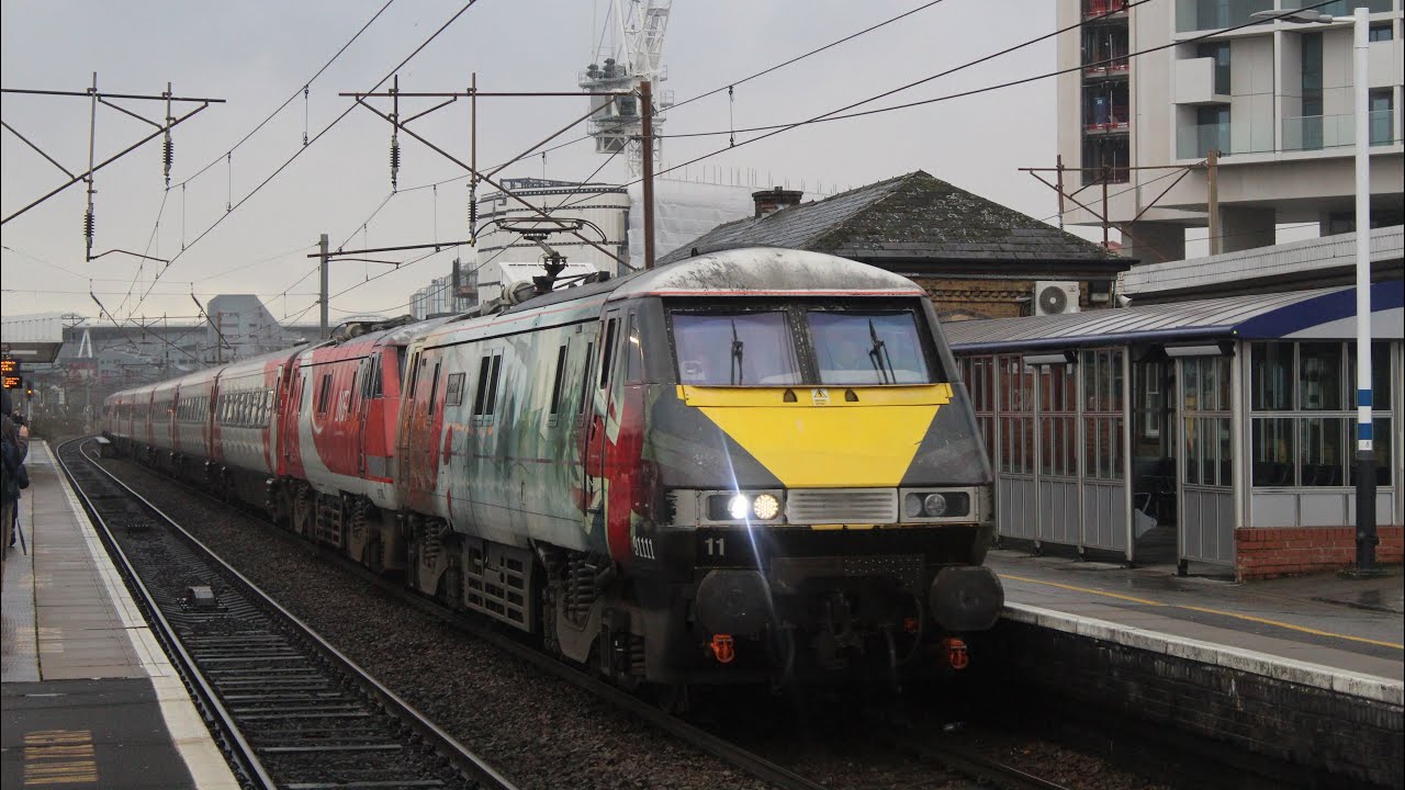 London NorthEastern Railway (LNER) Double Header Class 91111 & 91106 ...
