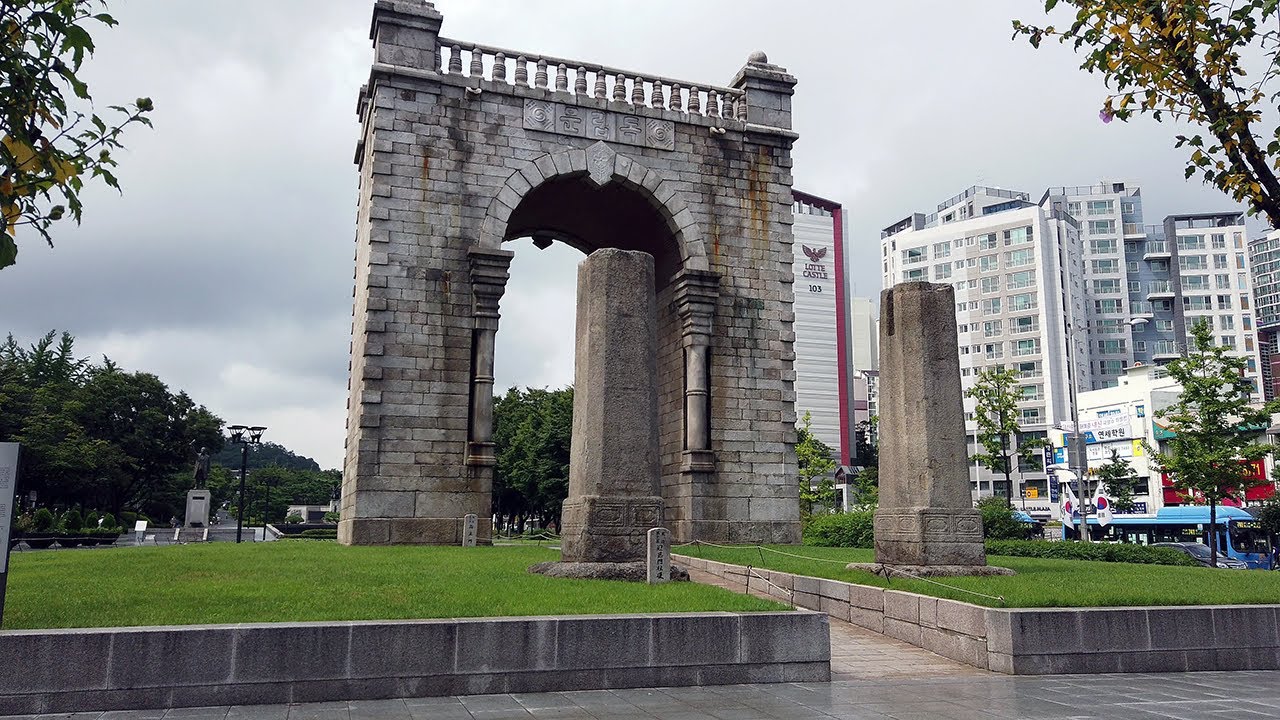 [4K] Walking From Seoul Independence Gate Park and Seodaemun Prison ...
