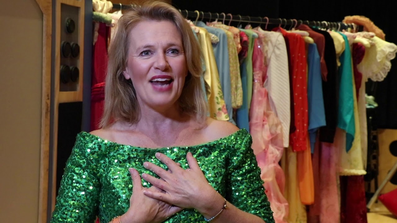 NZ Performer Ali Harper chats with Braydon on TV's The Cafe - YouTube