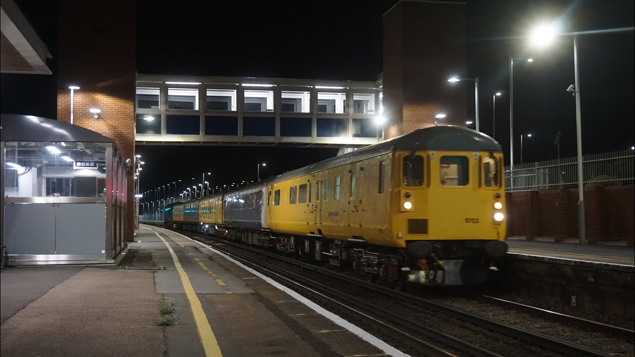 Class 37: HNRC 37612 Rumbles Through Wokingham - YouTube