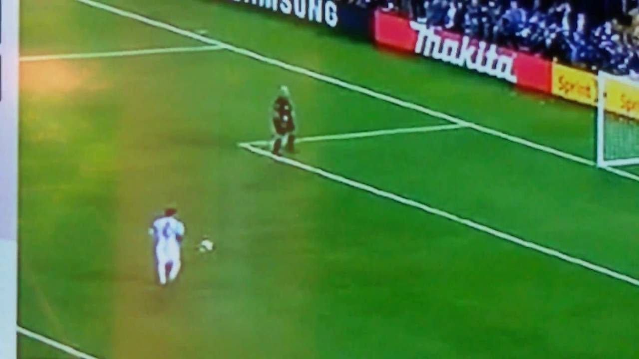 Lionel Messi crying after losing the final of the Copa America 2016 ...