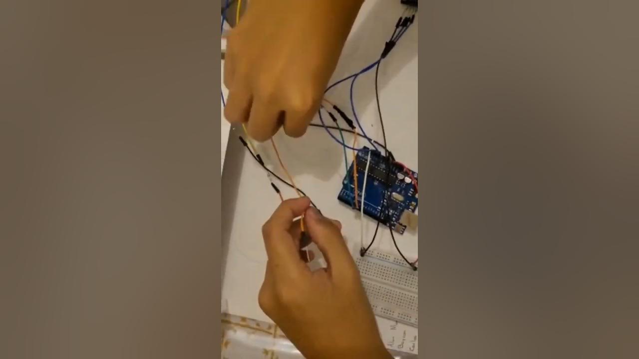 En este video enseñamos como construir una grua con arduino y una protoboard - YouTube