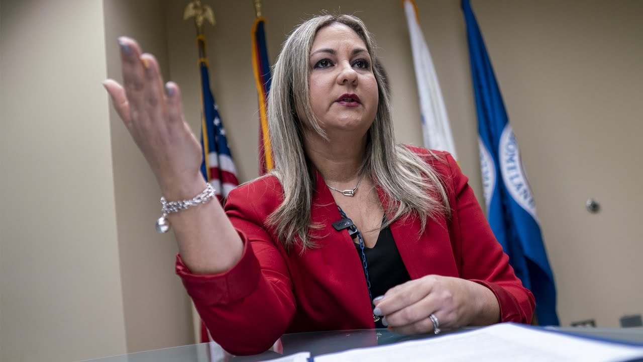 La directora de HSI en la isla, Rebecca González - YouTube